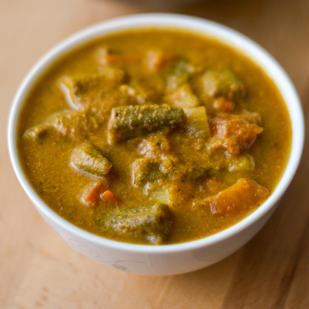 Vendakkai Kara Kuzhambu / Kulambu – Ladies Finger in Tamarind Curry ...